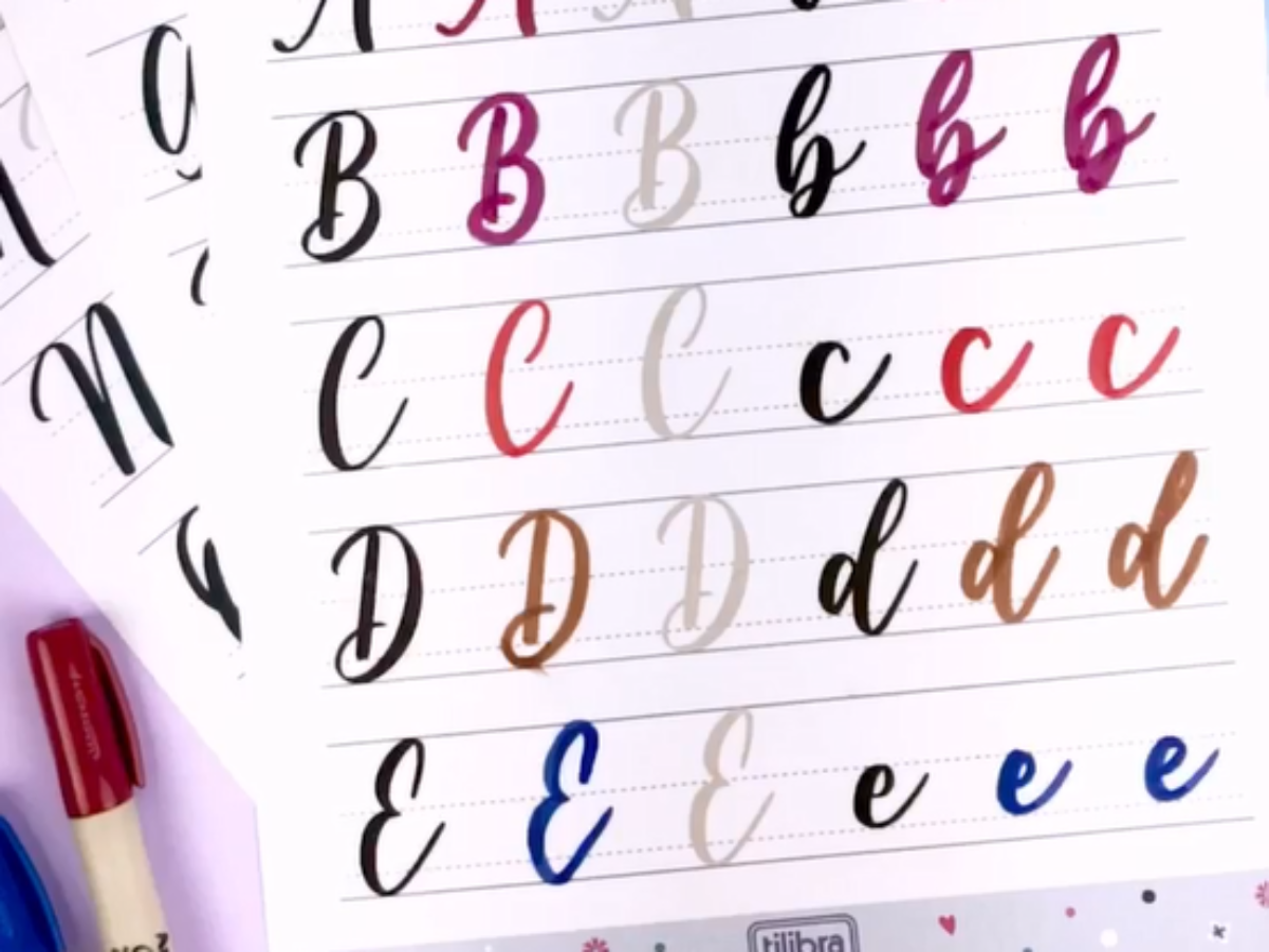 Alfabeto De Caligrafia Bonita Gótico. Vector. Letras Maiúsculas E